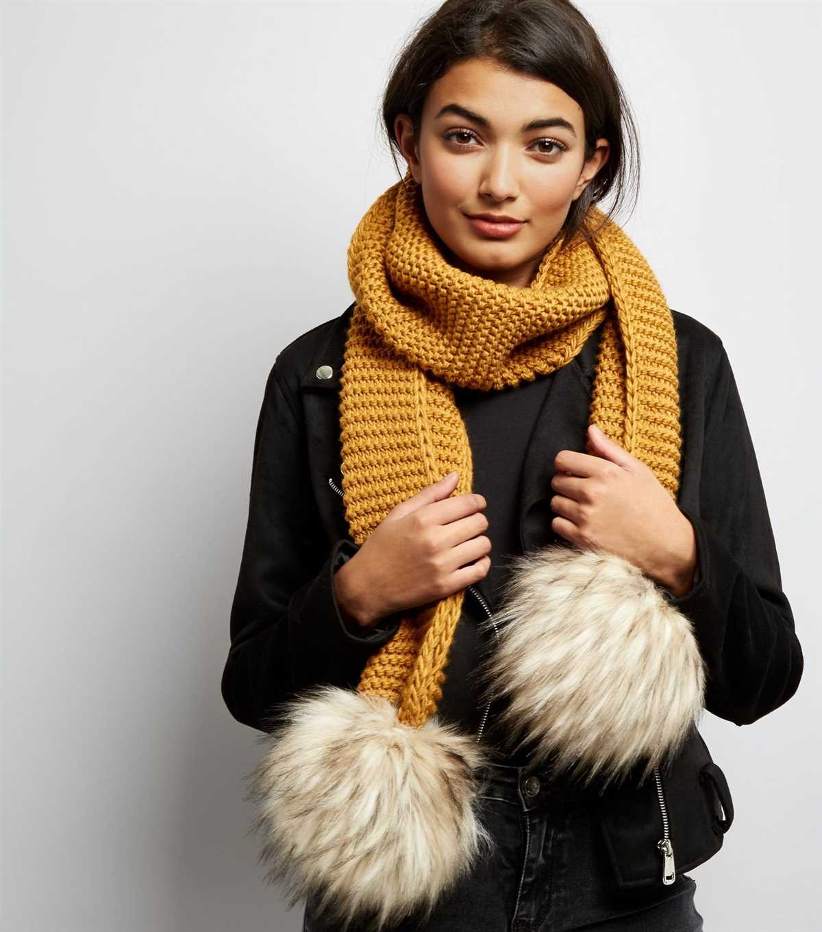 Cozy up with this chic faux fur scarf knitting pattern