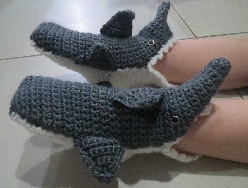 Free pattern for knitted shark socks