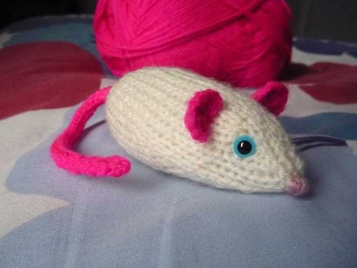 Knit a cute mouse with this free pattern
