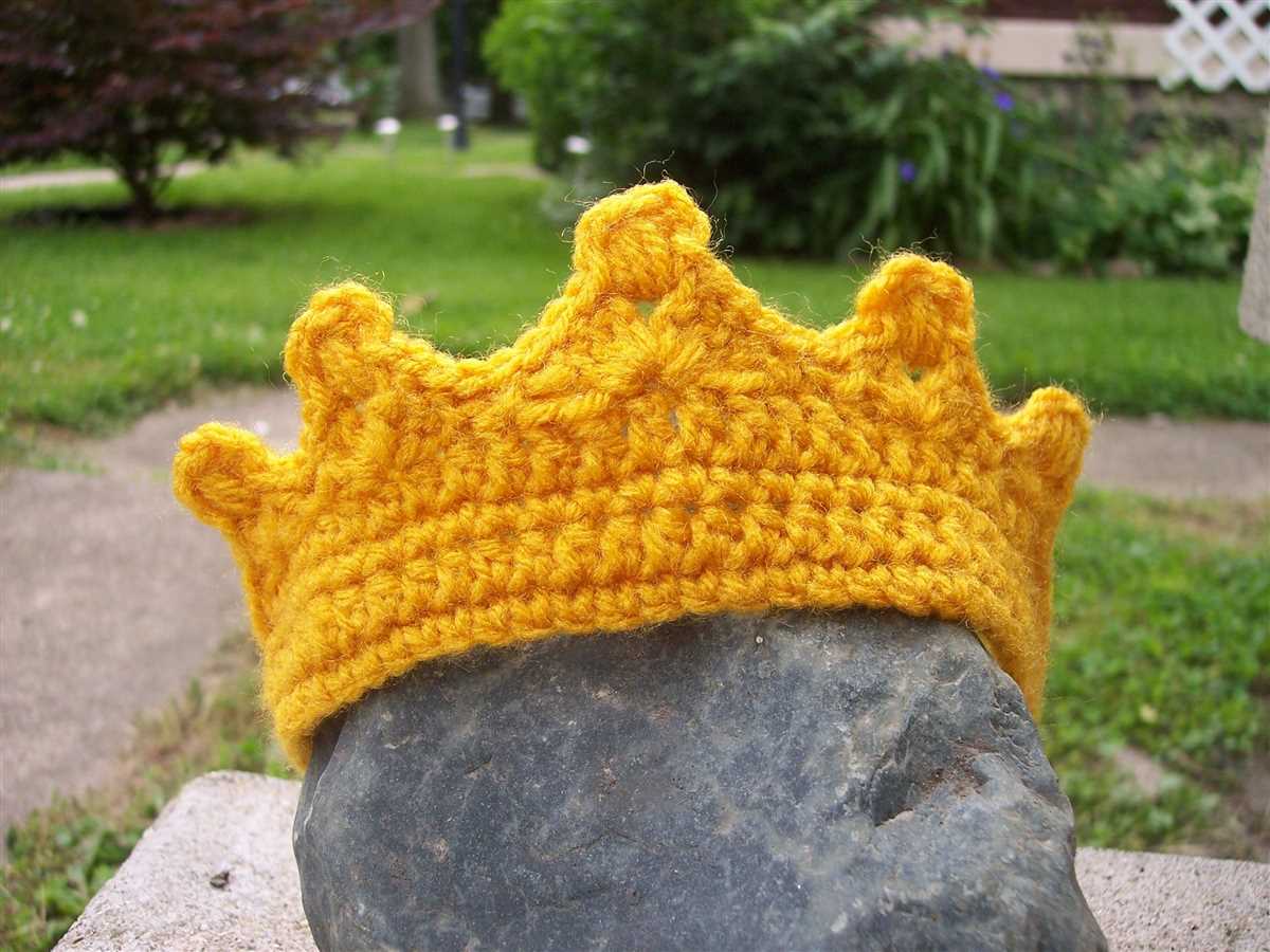 "Craft your own regal look with a knitted crown - free pattern"
