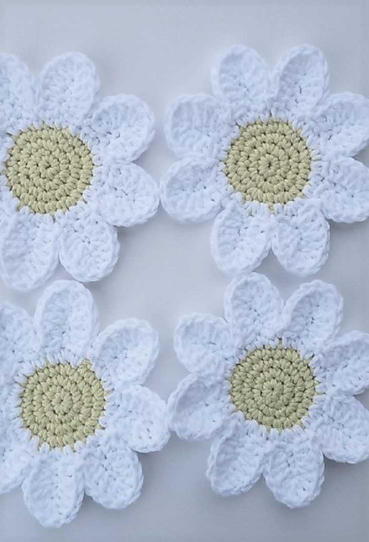Knit a lovely daisy dishcloth with this pattern